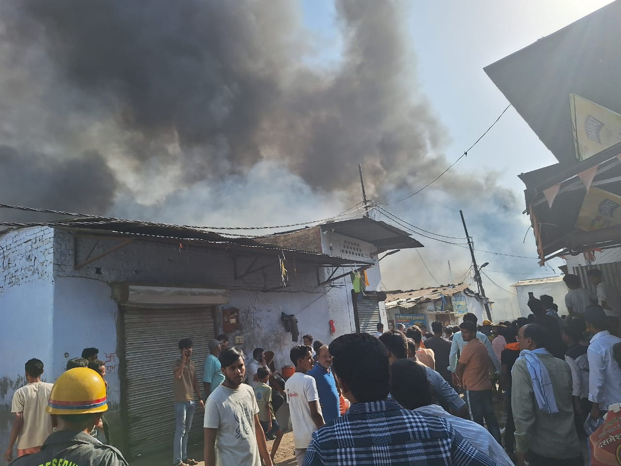 Kanpur Fire: कलक्टरगंज गल्ला मंडी में भीषण अग्निकांड, 100 दुकानें जलकर खाक; 50 करोड़ से अधिक का ...